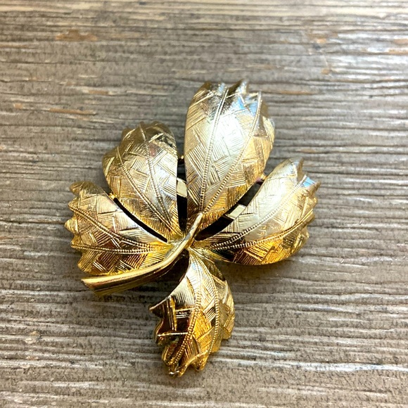 Vintage | Jewelry | Vintage 6s Unsigned Gold Toned Alloy Maple Leaf ...